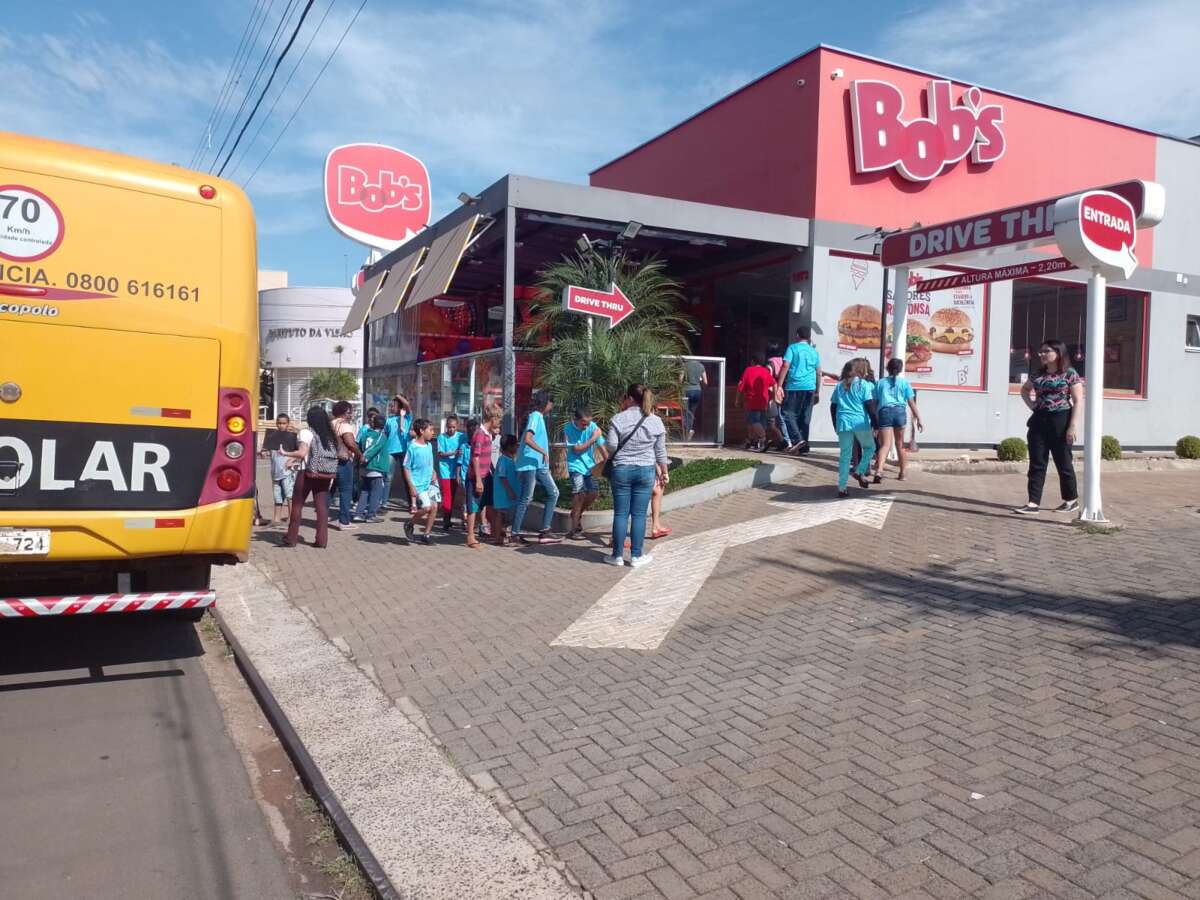 Crianças assistidas pelo CRAS de Pirassununga, lancham no Bob's (rede ...